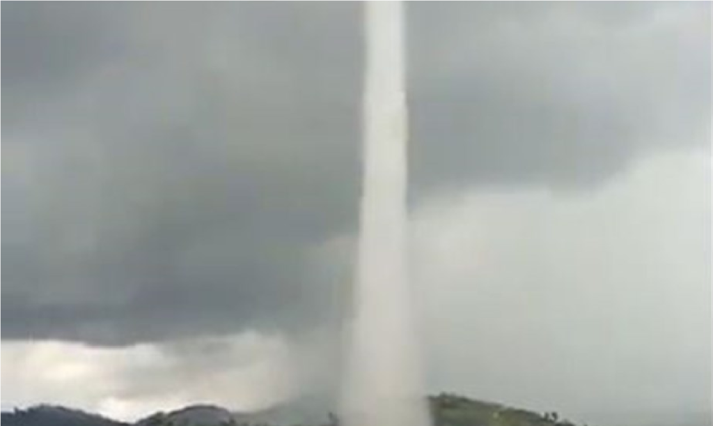 Así se forma una gigantesca tromba de agua en medio de un lago VÍDEO ... Así se forma una gigantesca tromba de agua en medio de un lago VÍDEO ...