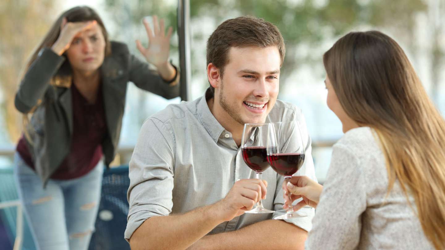 Una mujer descubrió que su novio le era infiel porque se subió con otra al taxi que ella ...