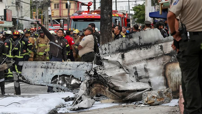 Dos muertos al estrellarse una avioneta en una transitada calle de Ecuador - HCH.TV