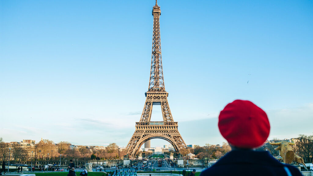 Encuentran a dos turistas estadounidenses borrachos durmiendo en la Torre Eiffel - HCH.TV