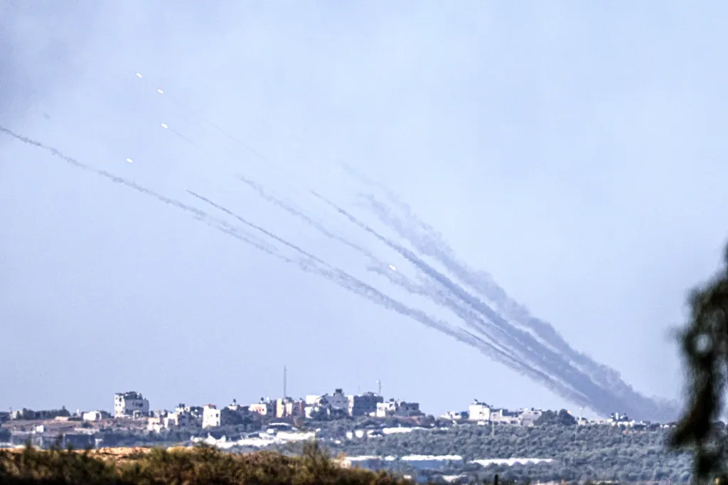Lanzan Un Aluvión De Cohetes Desde Gaza Contra Israel Hch Tv