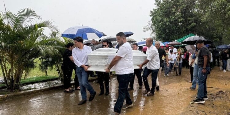 Bajo la lluvia y con lágrimas, así le dan el último adiós a Valeria ...