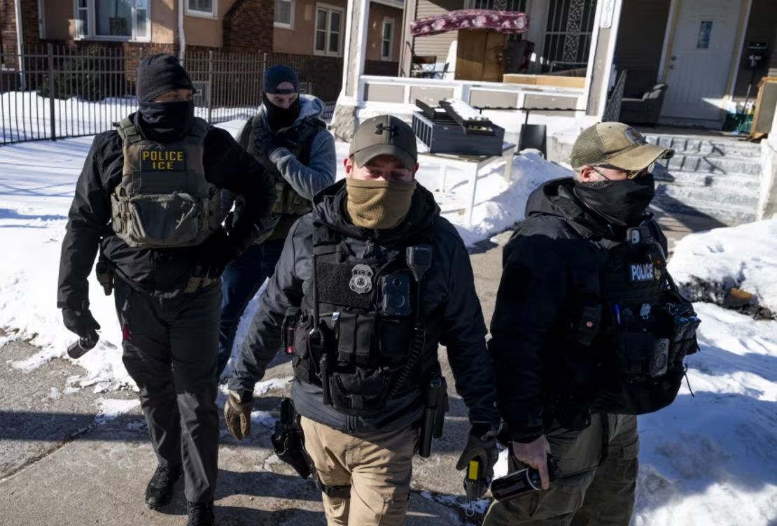 Detienen a agente del ICE por disparar a migrante venezolano en ...